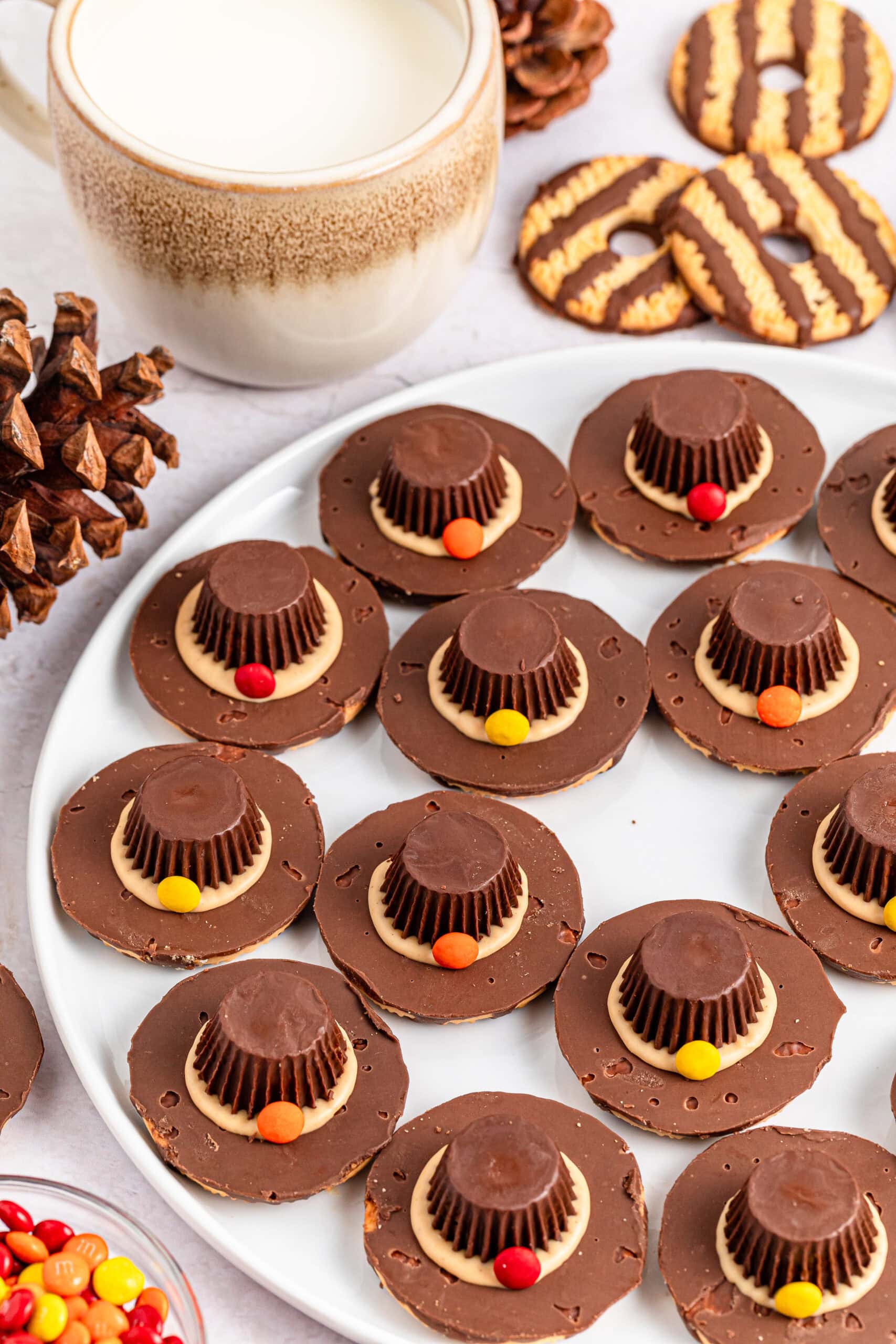 Creative Edible Pilgrim Hats for a Thanksgiving Dessert - Bite-Sized Bash