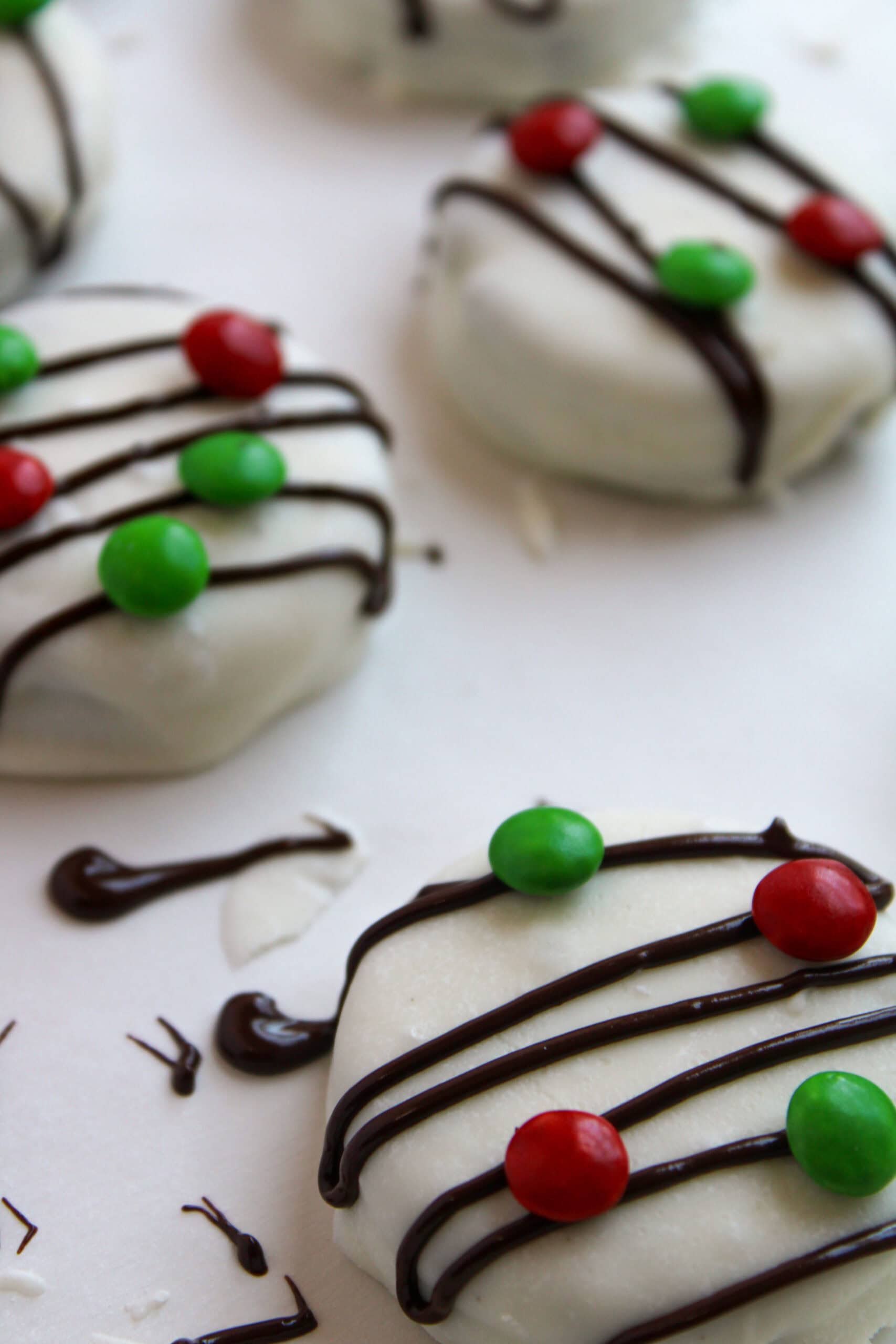 Chocolate Covered Christmas Light Oreos - Bite-Sized Bash