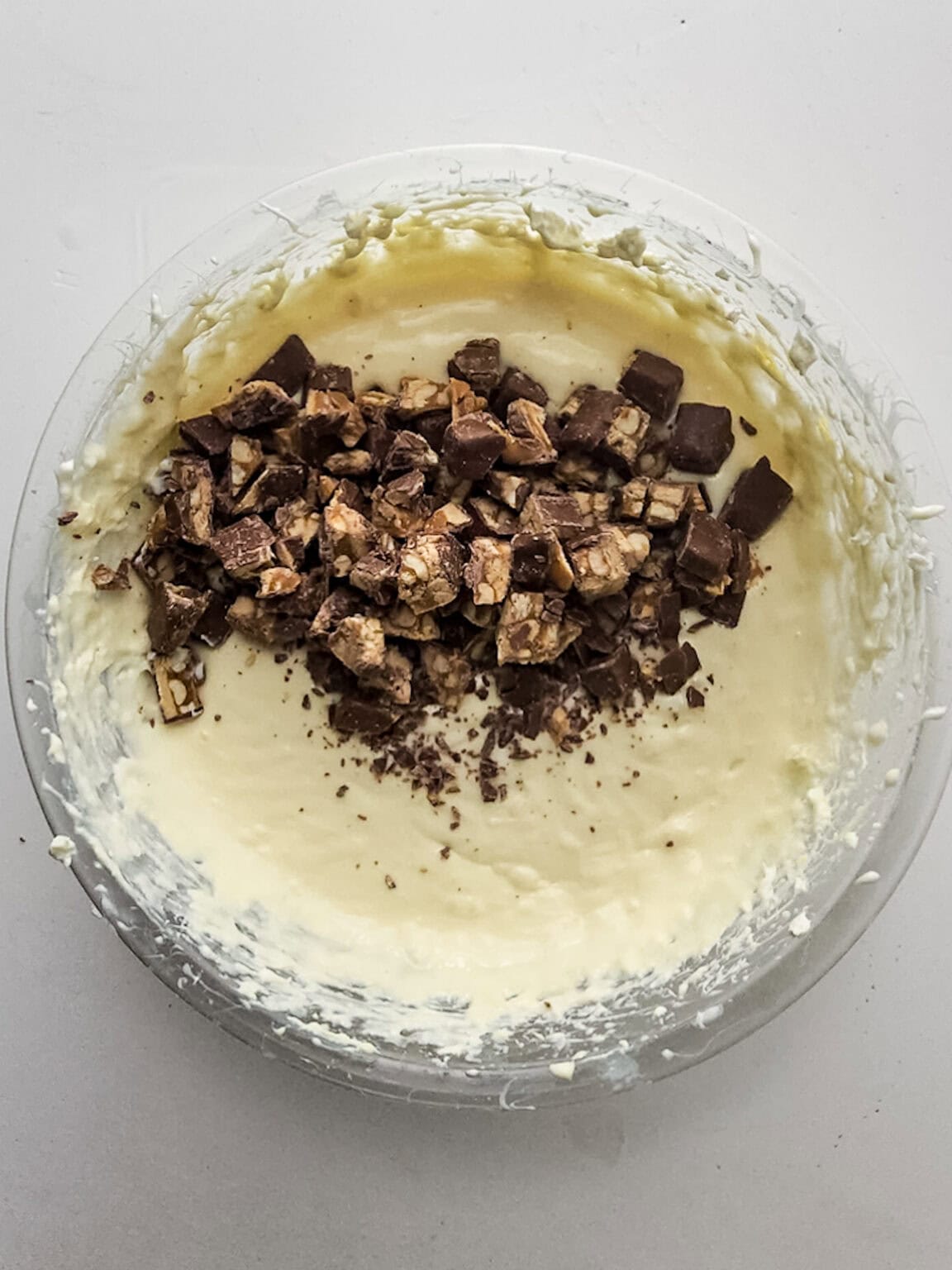 Oreo, Caramel, and Chocolate Heaven: Snickers Cheesecake Recipe - Bite-Sized Bash