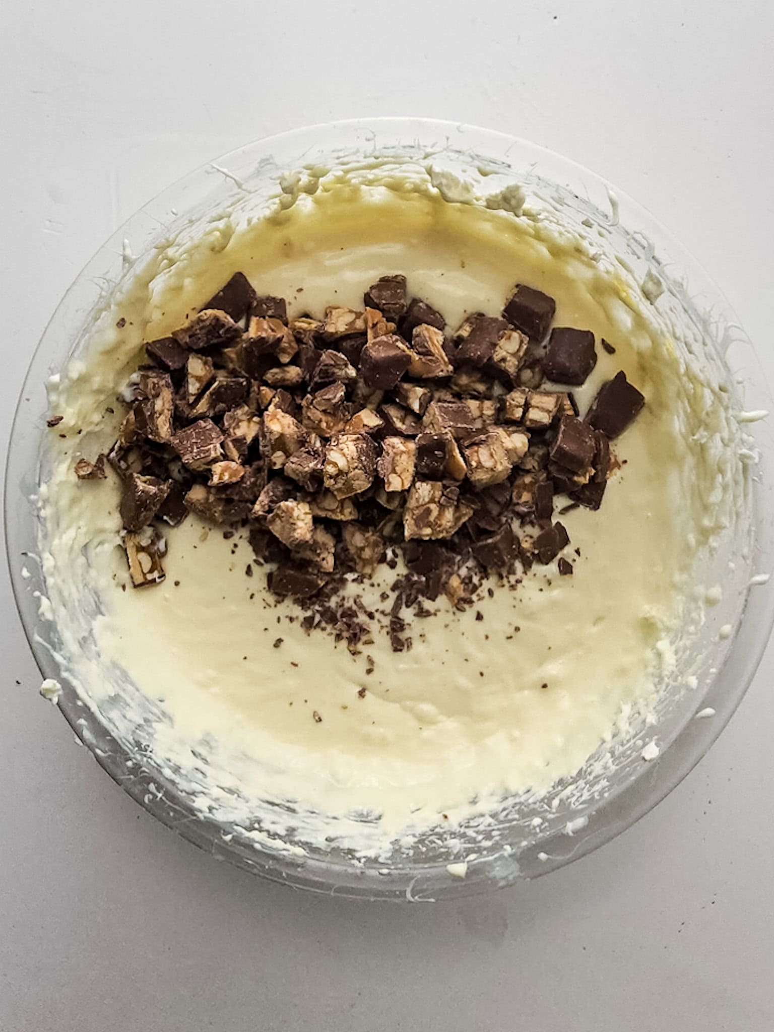 Oreo, Caramel, and Chocolate Heaven: Snickers Cheesecake Recipe - Bite ...