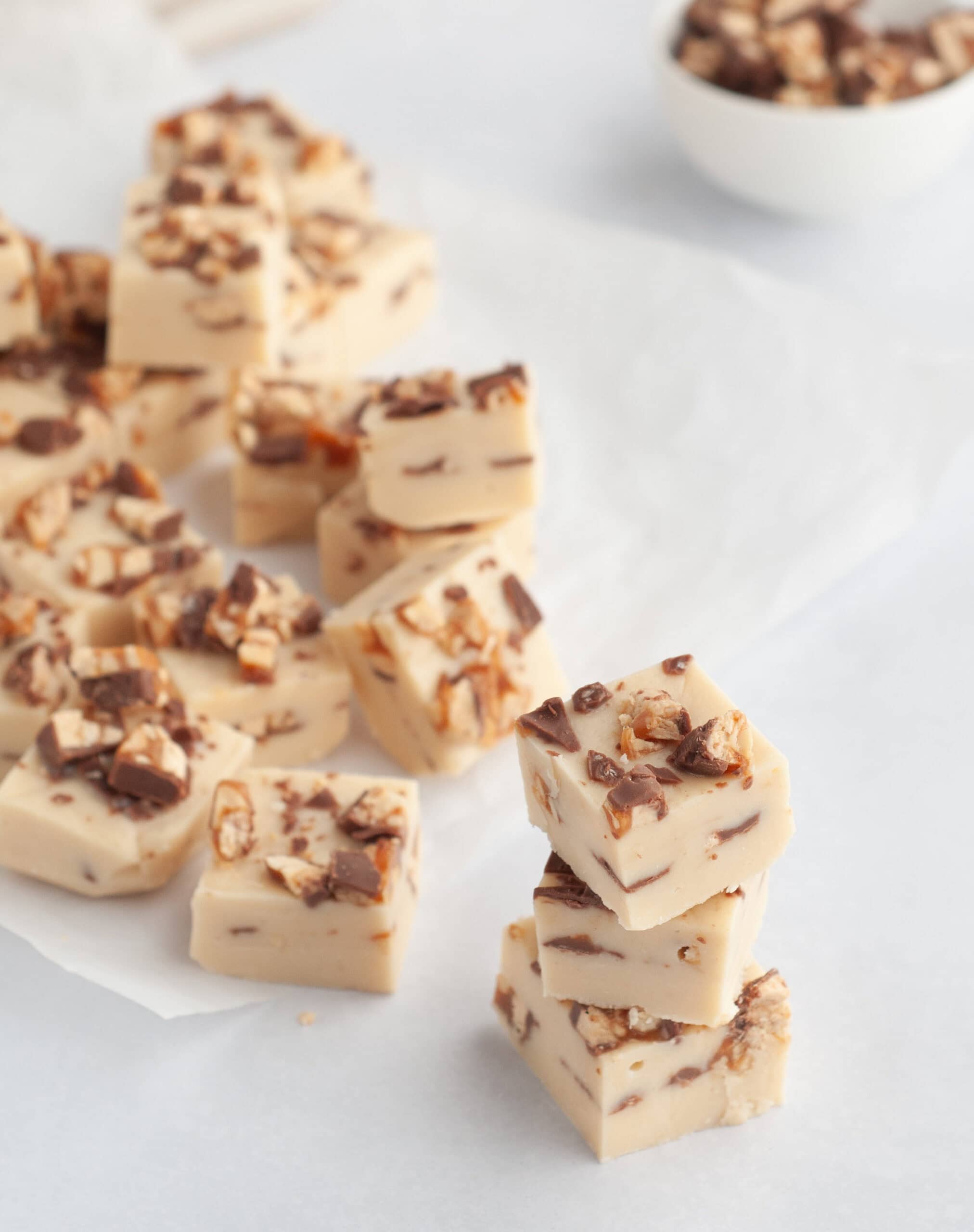 No-Bake Snickers Fudge to Satisfy Your Cravings - Bite-Sized Bash