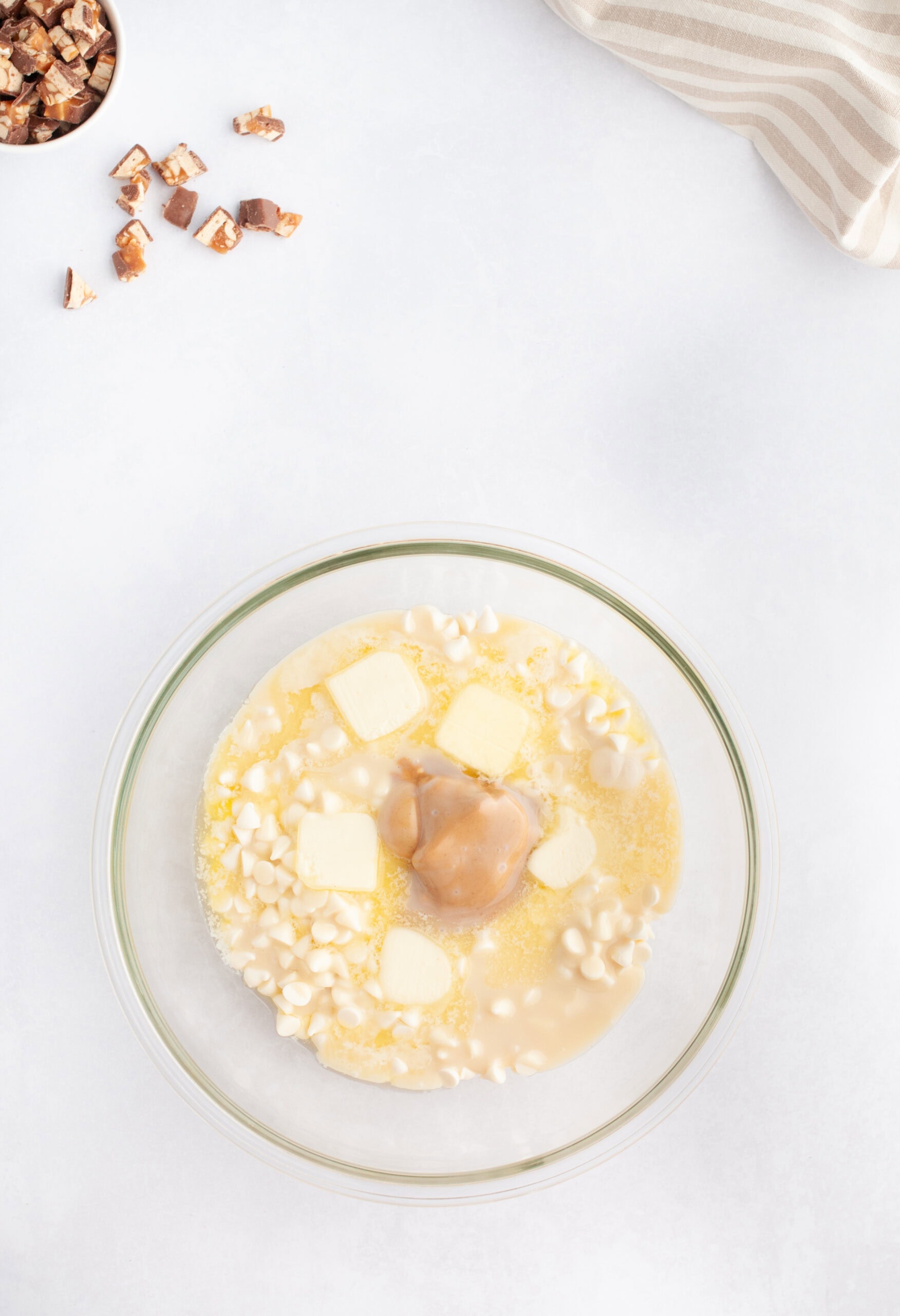 No-Bake Snickers Fudge to Satisfy Your Cravings - Bite-Sized Bash