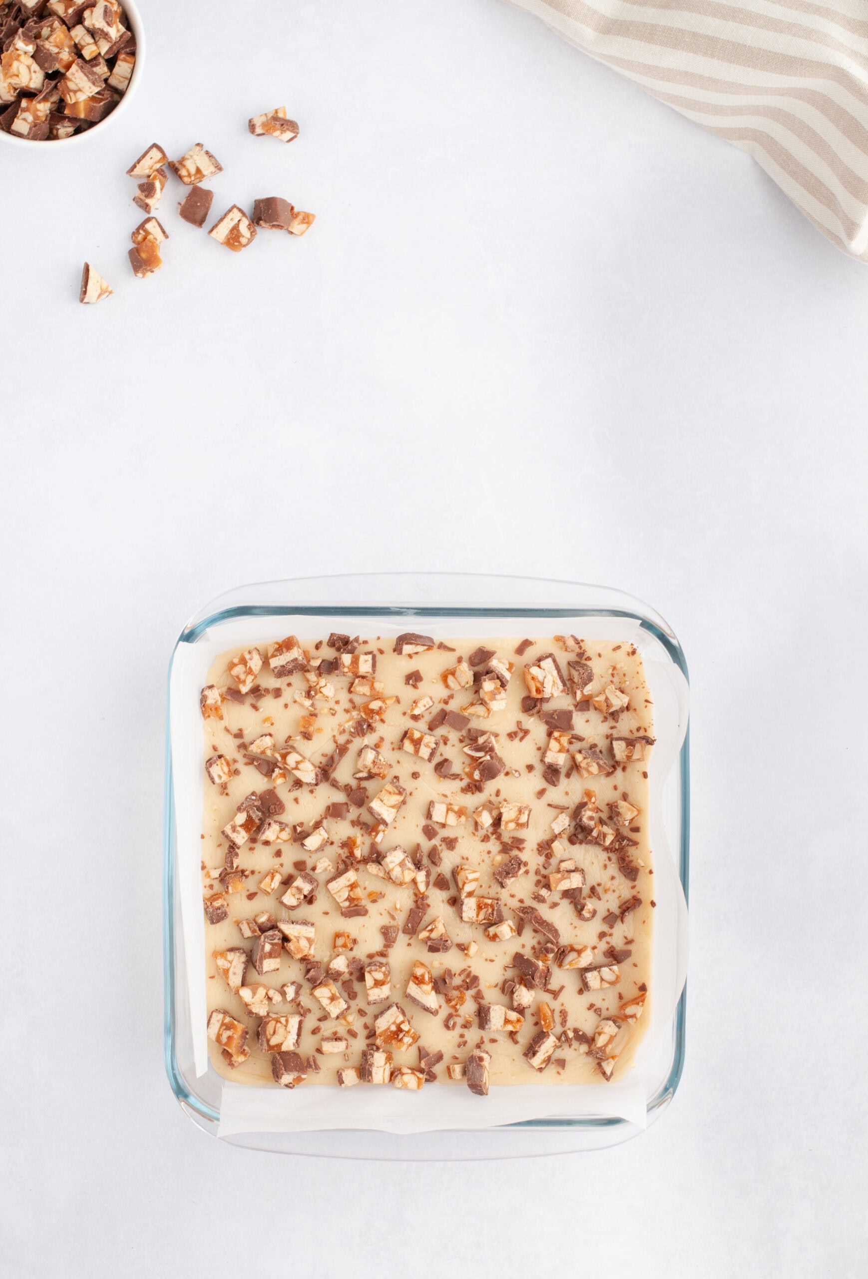 No-Bake Snickers Fudge to Satisfy Your Cravings - Bite-Sized Bash