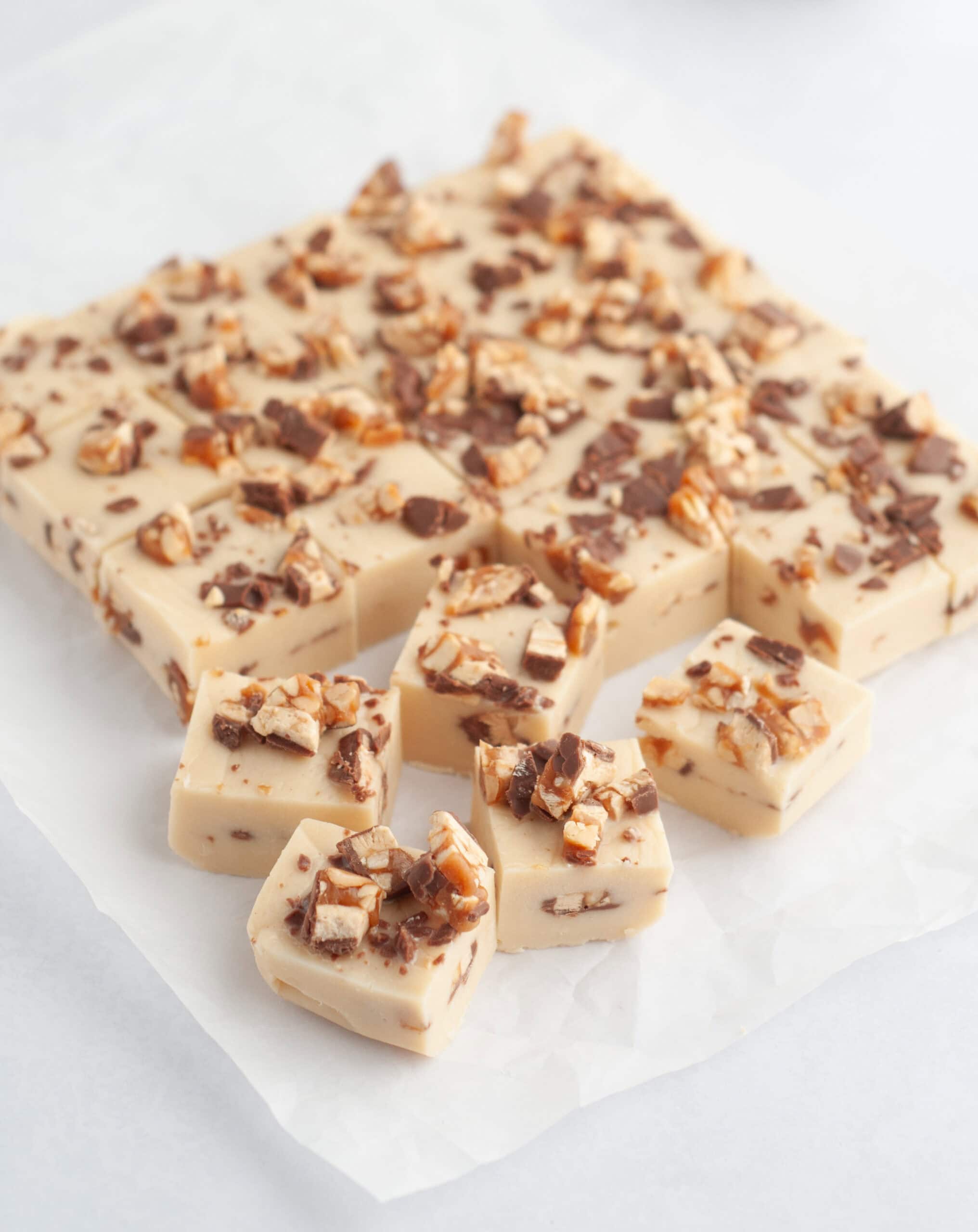 No-Bake Snickers Fudge to Satisfy Your Cravings - Bite-Sized Bash