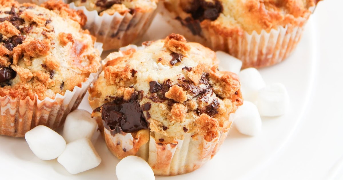 S’mores Muffins with Graham Cracker Crumble - Bite-Sized Bash
