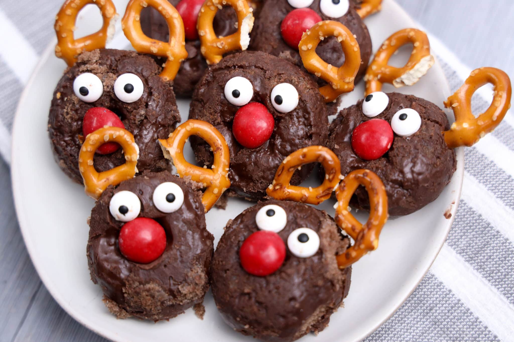 No-Bake Reindeer Mini Donuts - Bite-Sized Bash